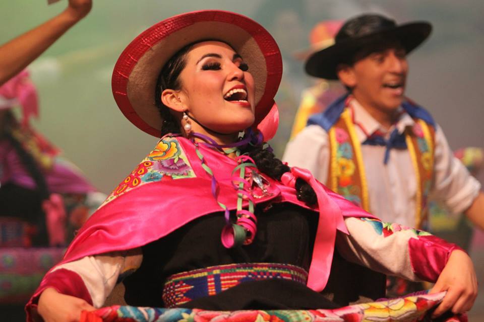 Festival Folklórico de los Pueblos del Mundo, con Perú y los Coros y Danzas Los Jarentinos | Hoy